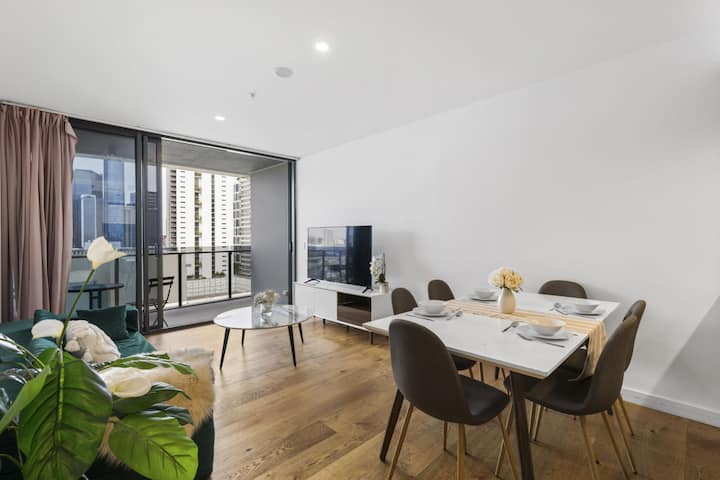 Spacious & Modern Southbank | Pool, Gym & Parking - Brisbane