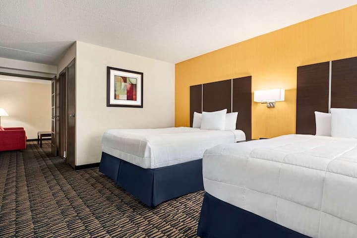 2 Queen Suite | Ramada Niagara | Free Parking - Niagara Falls