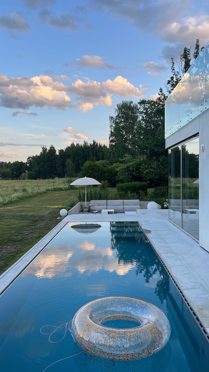 Arkitektritad Villa Vid Vattnet Med Pool - Tumba