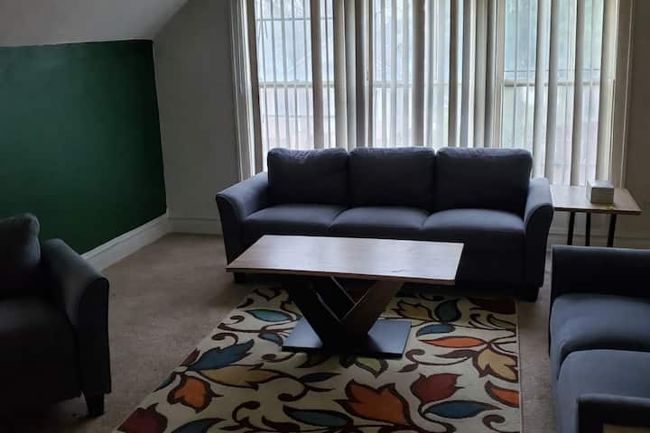 Cozy 2 Bedroom Upstairs Apt. 5 Mins From Base. - Waukegan, IL