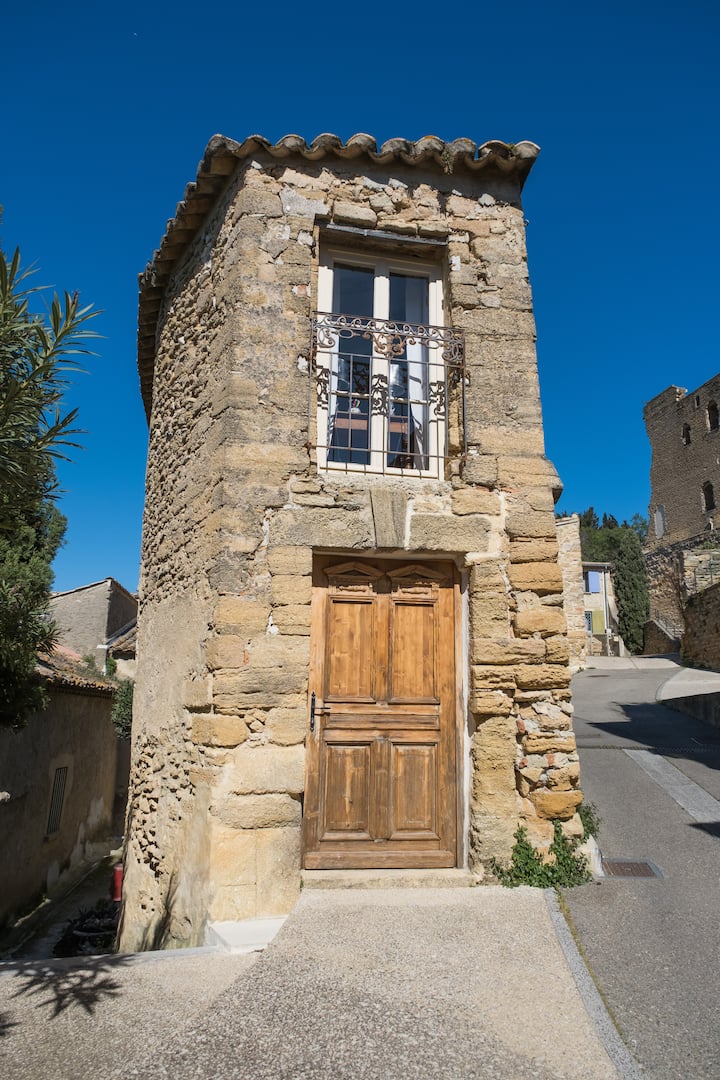 L'orée Du Castel - 
Gîte Au Pied Du Château - Courthézon