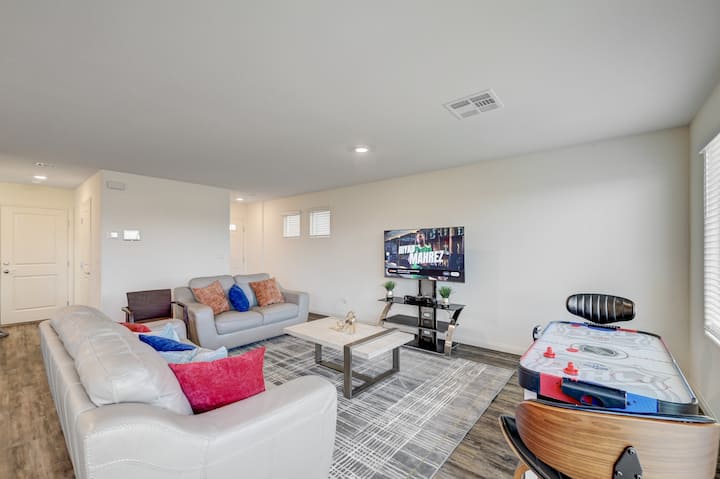 Luxe Villa Premium Gateway For Family & Friends - North Las Vegas, NV