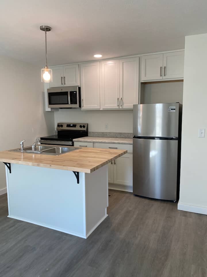Fully Renovated Top Floor Apartment - Mansfield, OH