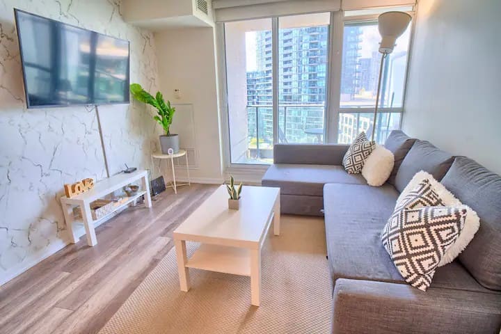 Stylish 1 Bdrm + Den In Downtown! Parking Included - Toronto