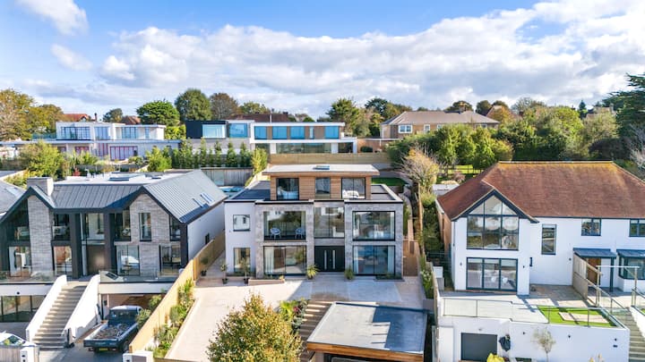 Designer Haus | Pool, Sea Views | 7br Sleeps 16 - 브라이턴