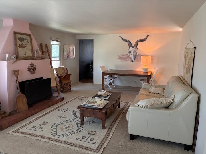 Taos Upstairs House: Mt-view Central Convenience - Taos, NM