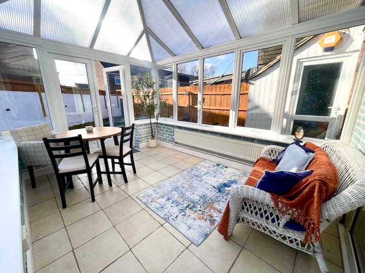 Hopkins Hideaway - 2xbed Entire House W/parking - Christchurch, UK