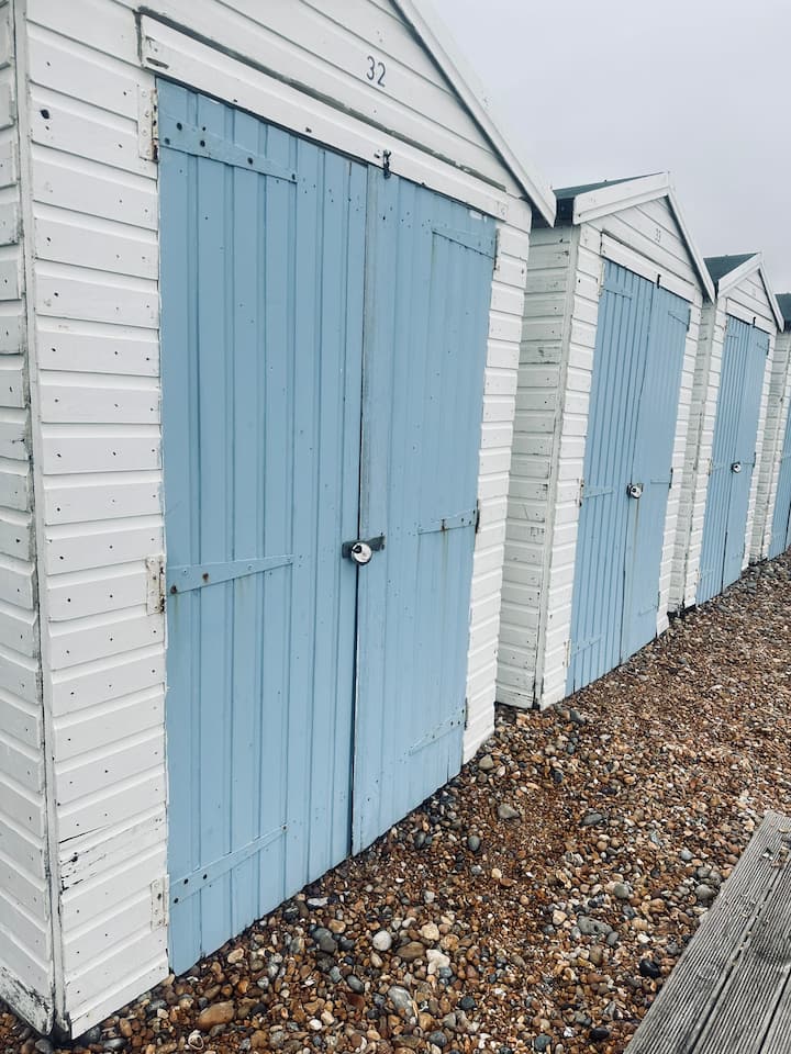 2 Bedrooms Flat Seafront Location With Beach Hut! - Bexhill