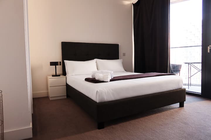 Luxury High-rise Flat W/ Skyline Views - Greenwich