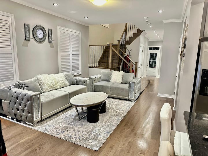 4br Spacious Home | Sleeps 10 | Brampton - Brampton