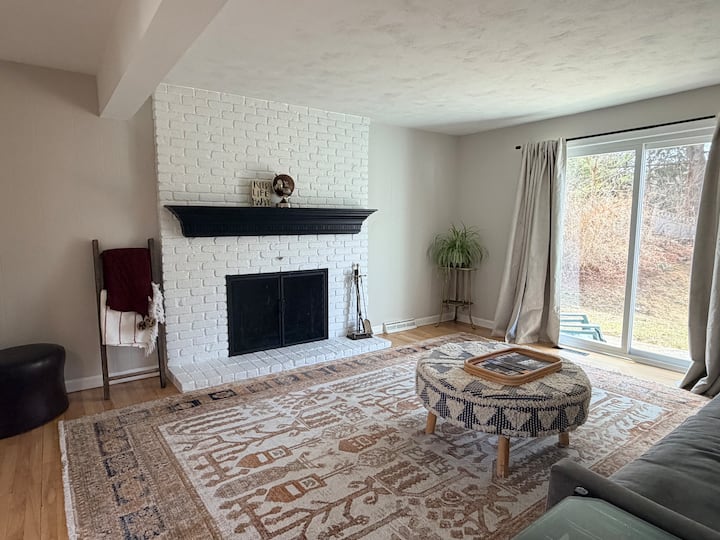 Spacious Group Getawaybar + Game Space | Sleeps 10 - Troy, NY