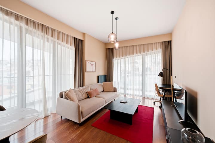 Chic 1br Apt In Beyoğlu; Parking, Pool, Spa - İstanbul