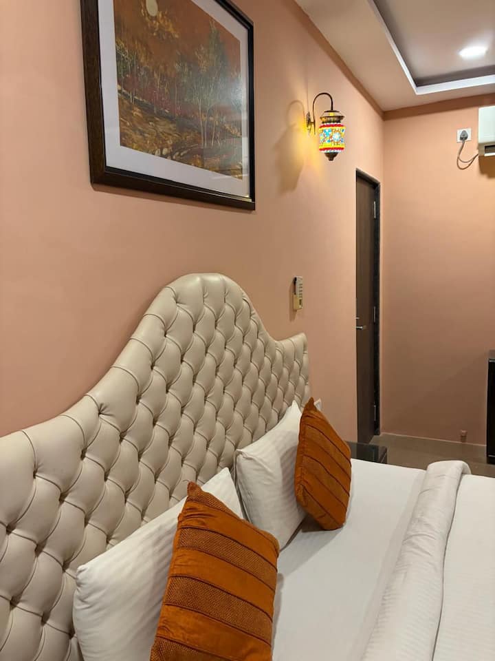 The Coral Room. Waves Boutique Hotel, Ganpatipule - Ganpatipule