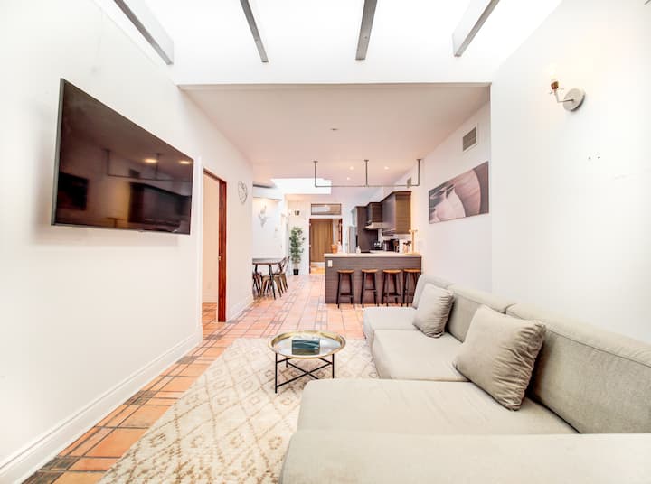 Elevated 2br City Loft | Easy Parking $15/day - Montreal