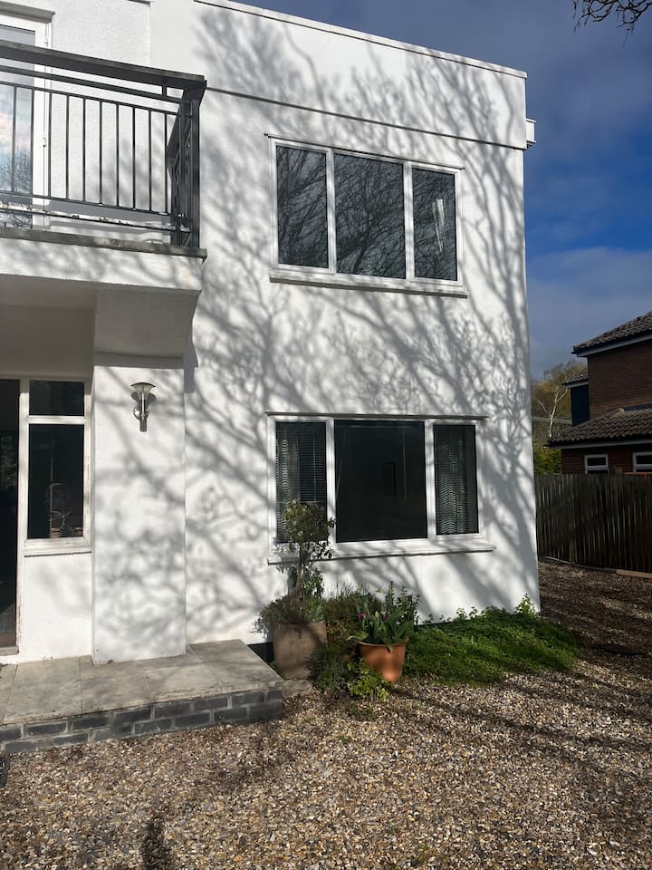 Stylish Flat In Modernist House - Ely