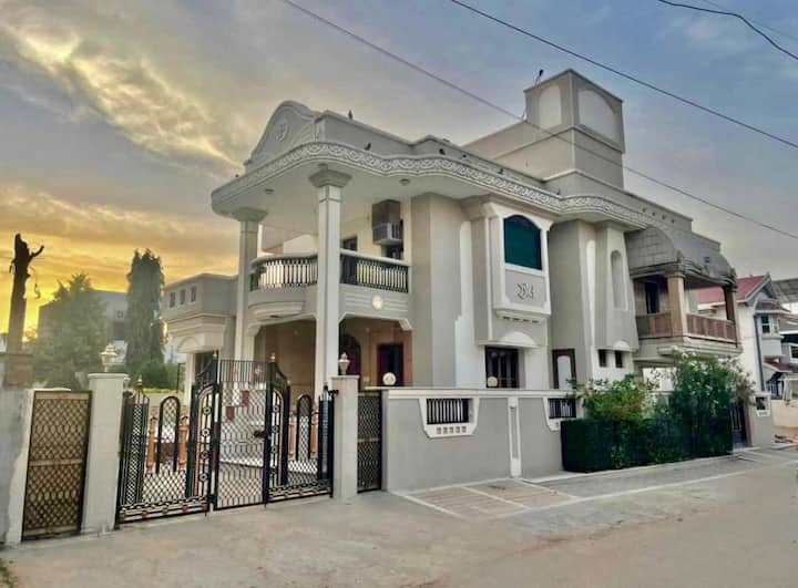 Spacious 4bhk Heritage Home Near Umiya Mata Temple - Sidhpur