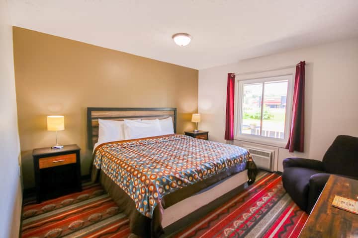 Hotel Arthur - 1 King - Glenwood, IA