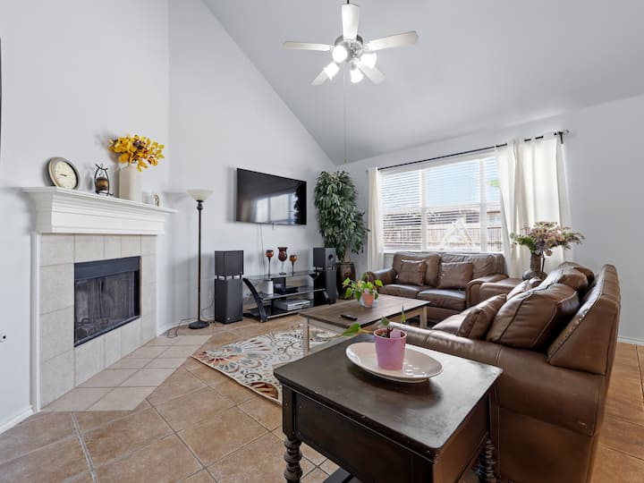 Spacious Mansfield Masterpiece - 4 Bedrooms - Mansfield, TX