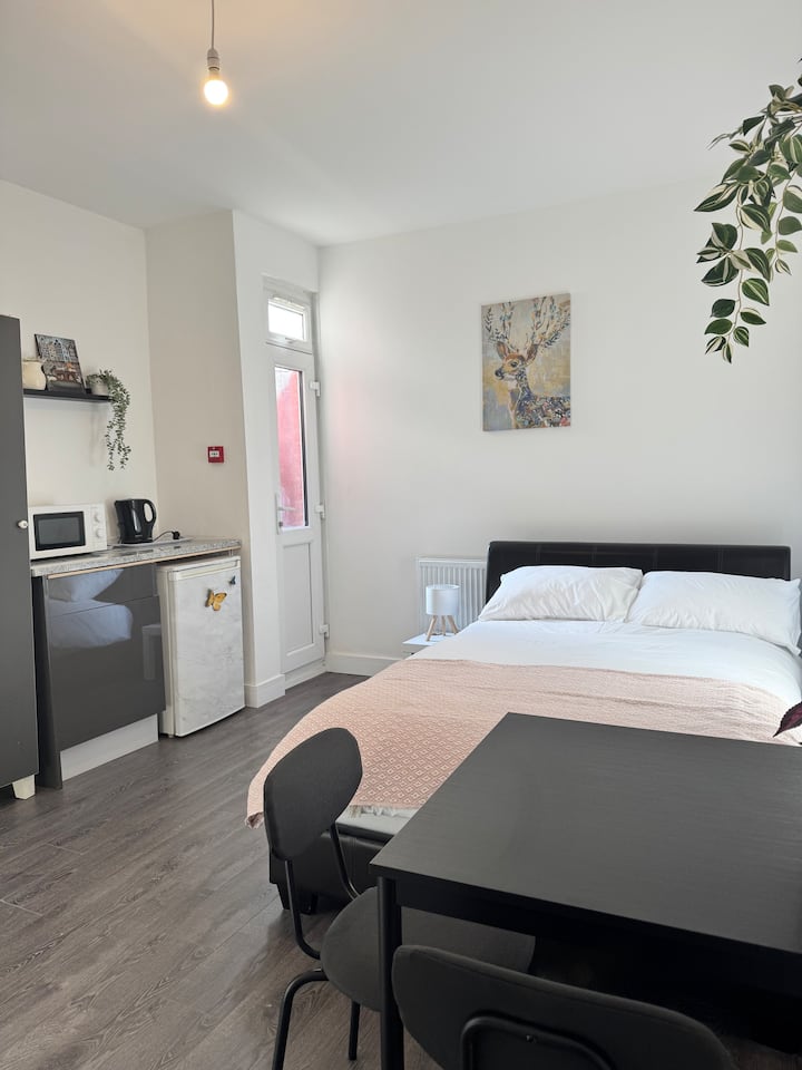 Suite 2 Self-contained Private Ensuite Kitchenette - Luton