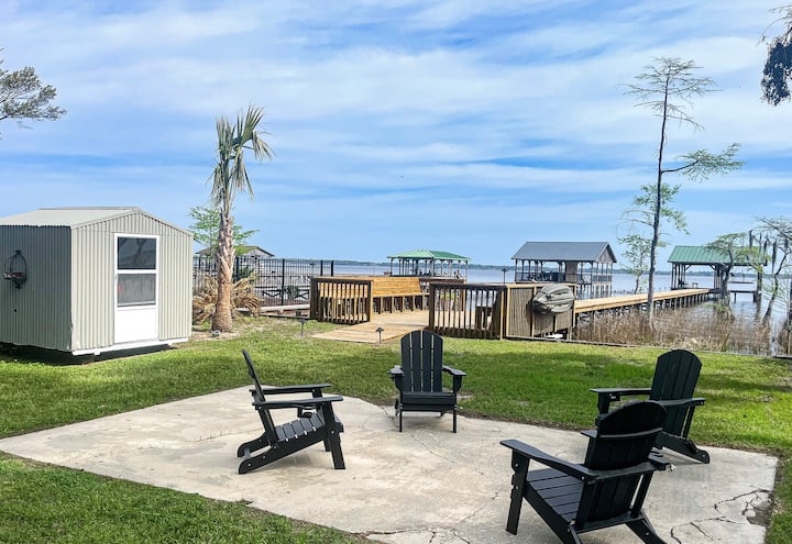 The Mayfly Inn—a Waterfront Retreat - Lake Waccamaw, NC