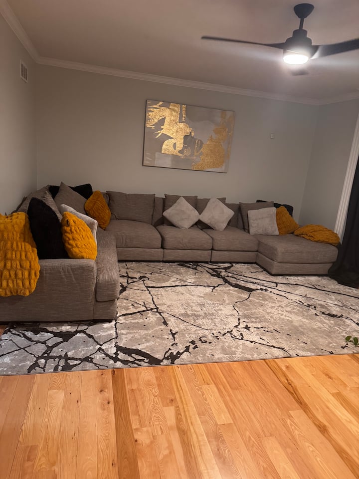 Beautiful Newly Remodeled Modern Home In Leawood - Belton, MO