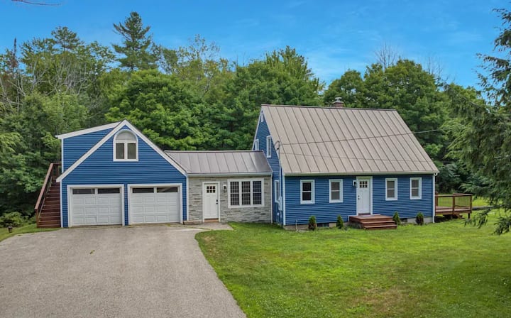 Sunapee Retreat | Fire Pit + Yard| Close To Lake - New London, NH