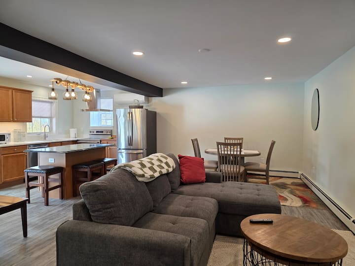 Sunny 1br Close To Lake + Pet Friendly With Ac - Colchester, VT