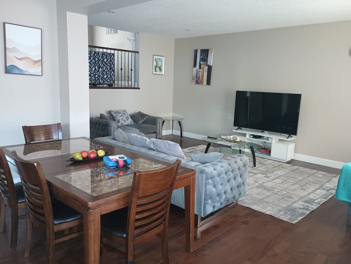 Stay Grove 3-bedroom House - Airdrie