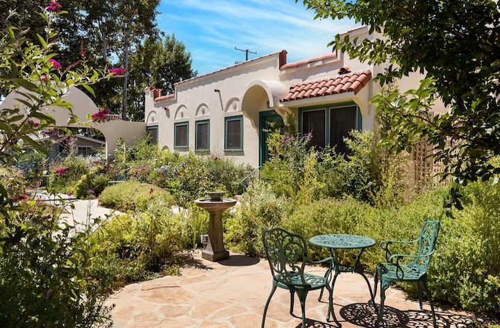 Bungalow In The Heart Of La With Ac, W/d, Garage - West Hollywood, CA