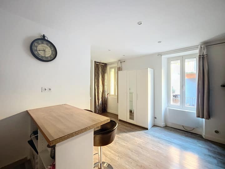 Appartement De Charme En Plein Centre-ville - Lambesc