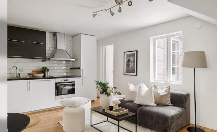 Central Historic White Wooden House - Stavanger