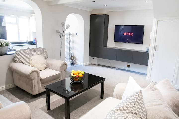 Cozy 6-bedroom House In High Wycombe - High Wycombe