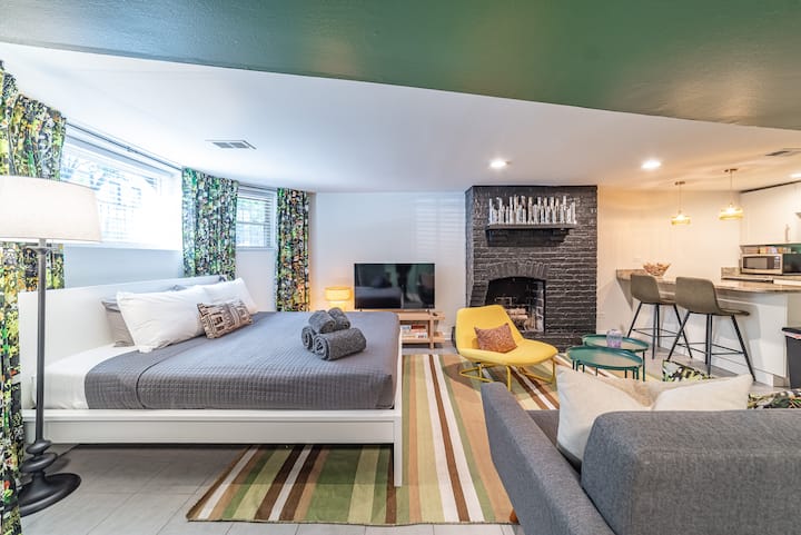 The Understory | Modern 1br Steps To Wrigley Field - Chicago