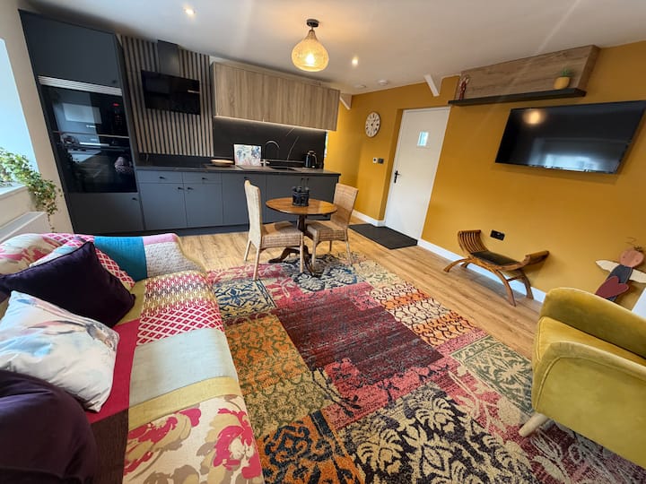 Stylish Coastal Hideaway / Dog -Friendly - New Quay