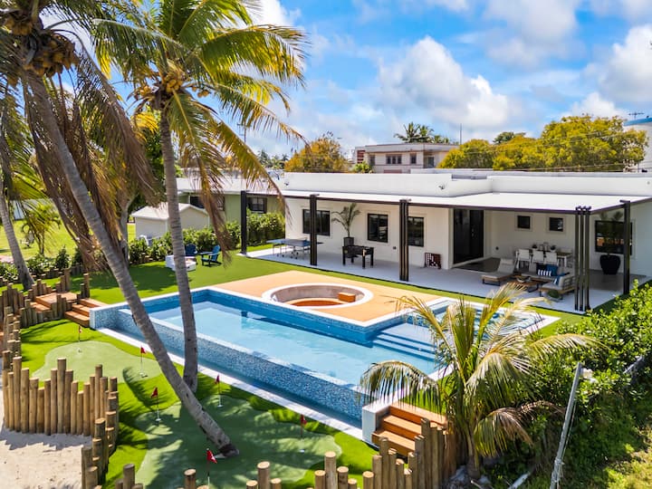 Lakefront Getaway | Heated Pool & Jacuzzi | Modern - Miami Gardens, FL