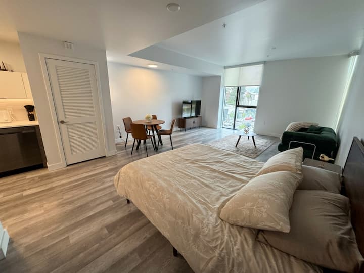 Central La Studio Monthly Stay Free Parking - ウェスト・ハリウッド, CA