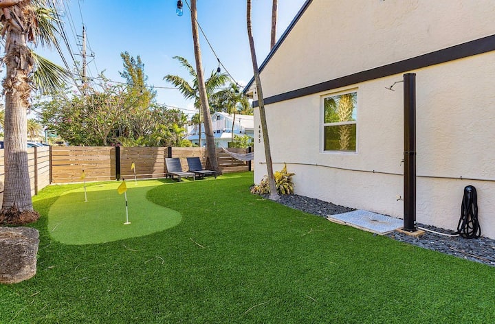 Walk To Beach | Tropical Yard With Putting Green - Boynton Beach, FL
