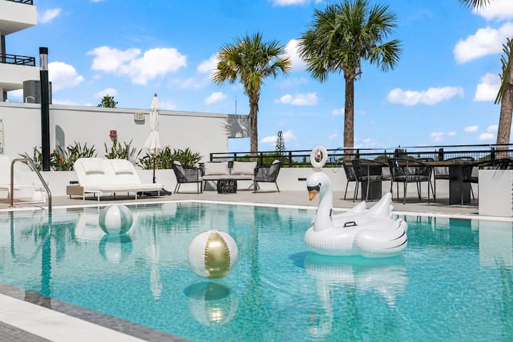 New Modern Luxury ~ Pool + Gym ~ Beach ~ Downtown - Dania Beach, FL