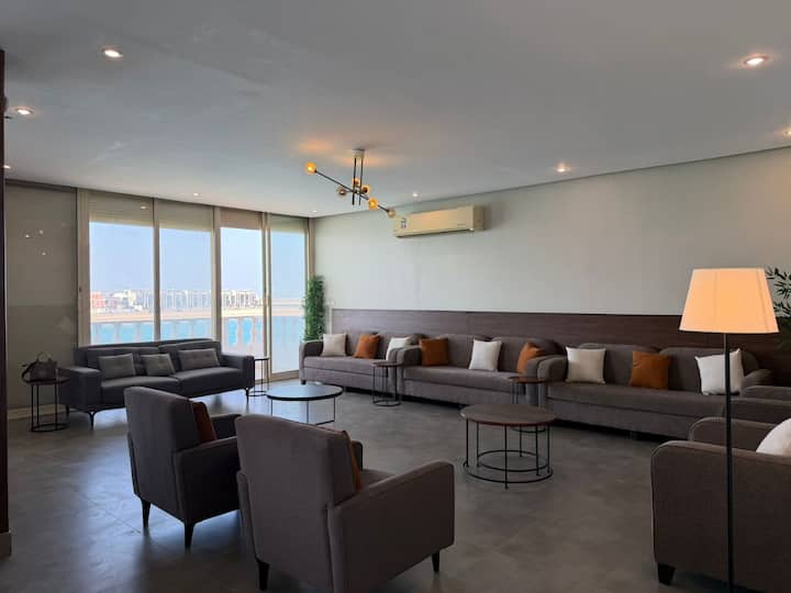 شقة غرفه مع صالة كبيرة بإطلالة بانورامية علي البحر - Saudi Arabia