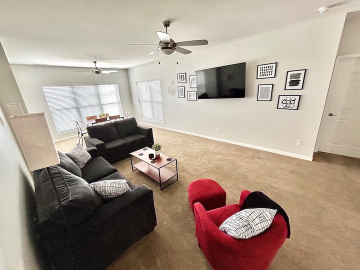 Relax In Style | Spacious & Sunlit Iowa City Apt - Iowa City, IA