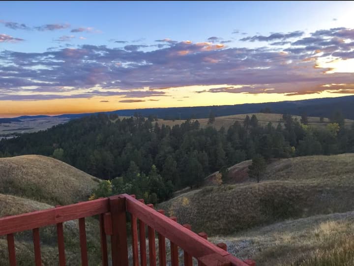A Quaint Escape With Luxury Jacuzzi - Rapid City, SD
