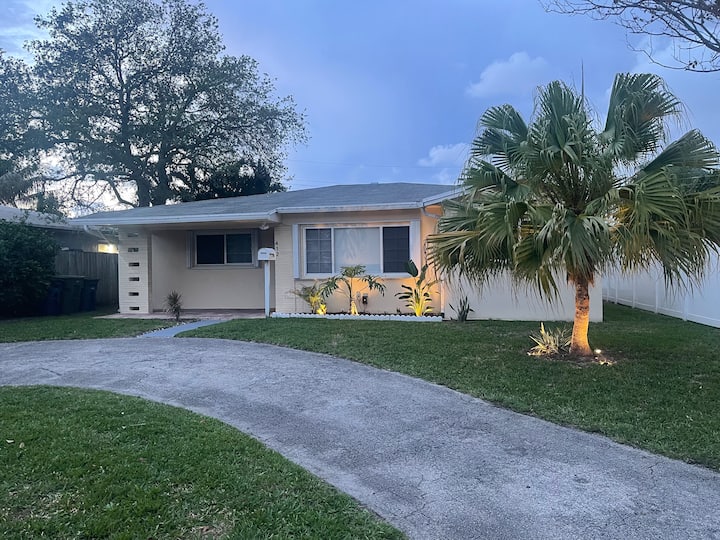 The Hallandale Hideaway - Hallandale Beach, FL