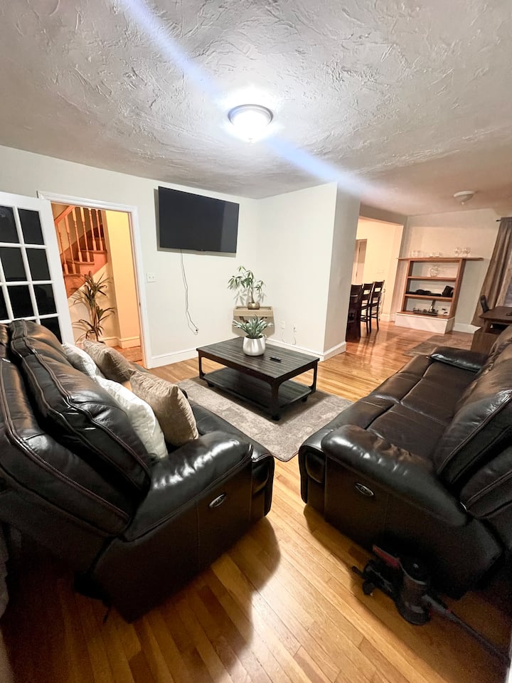 New* Bright, Huge 2/2 Bi-level House Somerville - Somerville, MA