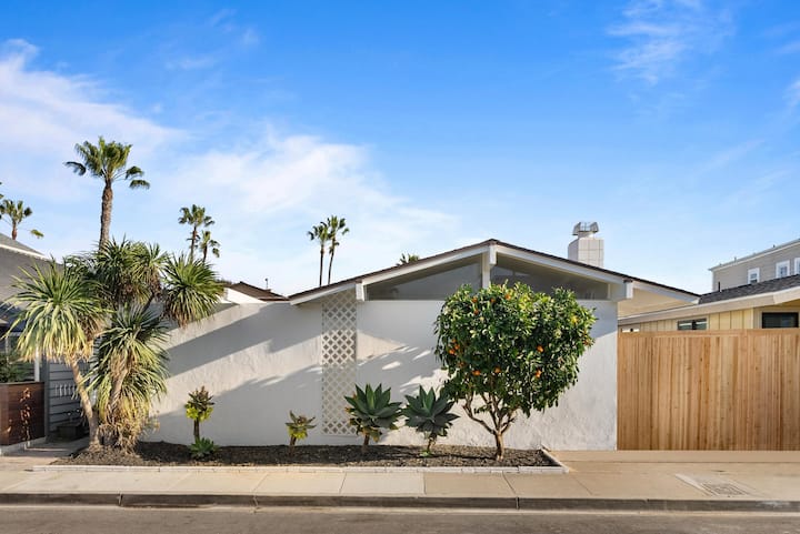 Sunny 3br Beach Cottage, 3 Min Walk To Sand - Newport Beach, CA