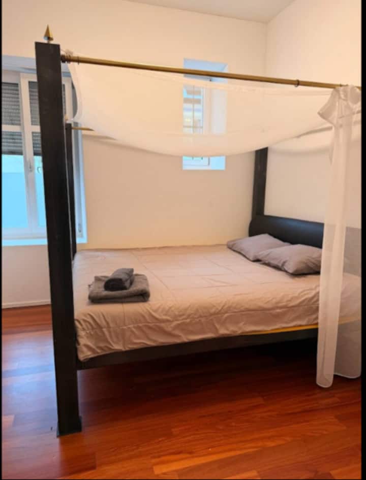 Spacious Room Sleeps 2 In The Heart Of Mattengasse - Zurich, Switzerland