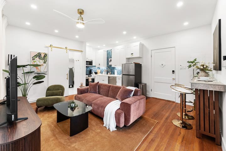 Montrose 1br Hideout | Fireplace + Parking - Houston, TX