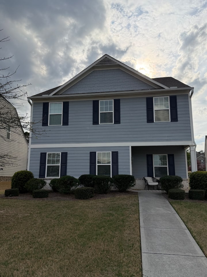 Thoughtfully Furnished Newnan Home - Newnan, GA