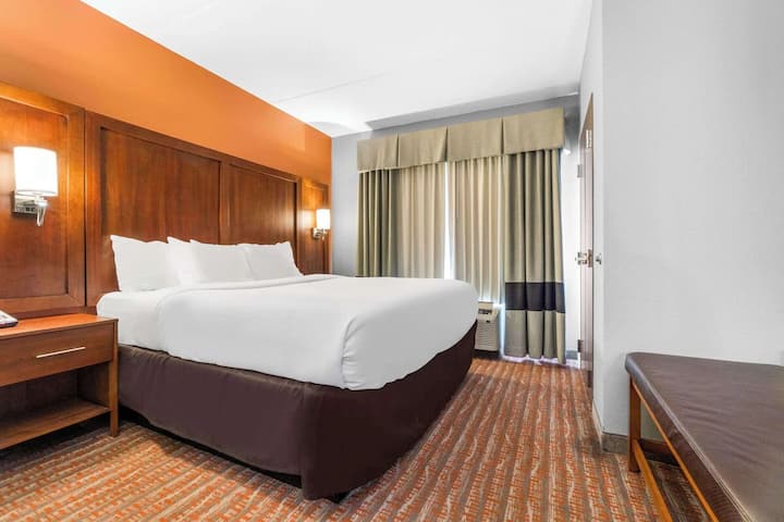 Casey Jones Vlg. King Rm W/ Breakfast, Gym & Pool - Jackson, TN