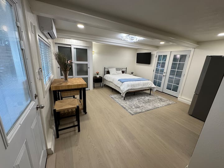 New Lux Stanford Studio! Tech Exec’s Haven! - Palo Alto, CA