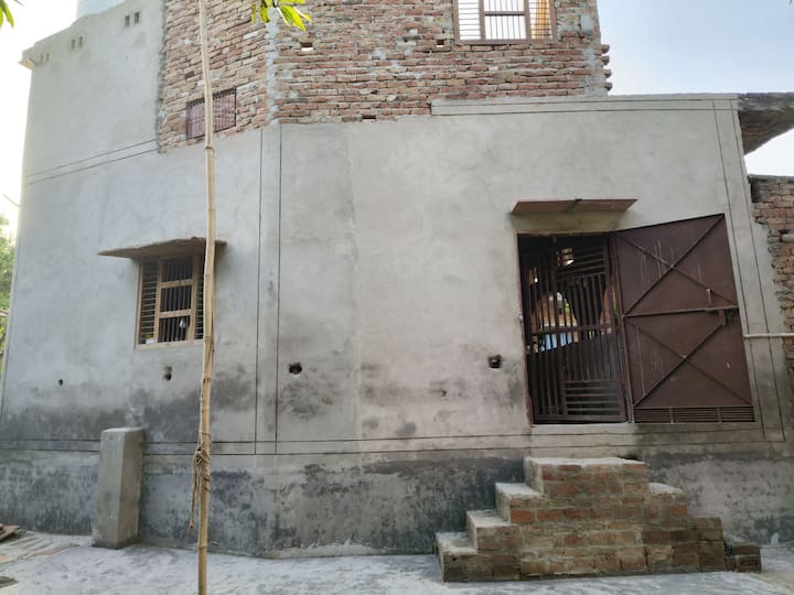 We Have A Space Of 50 People At A Time. - Hapur